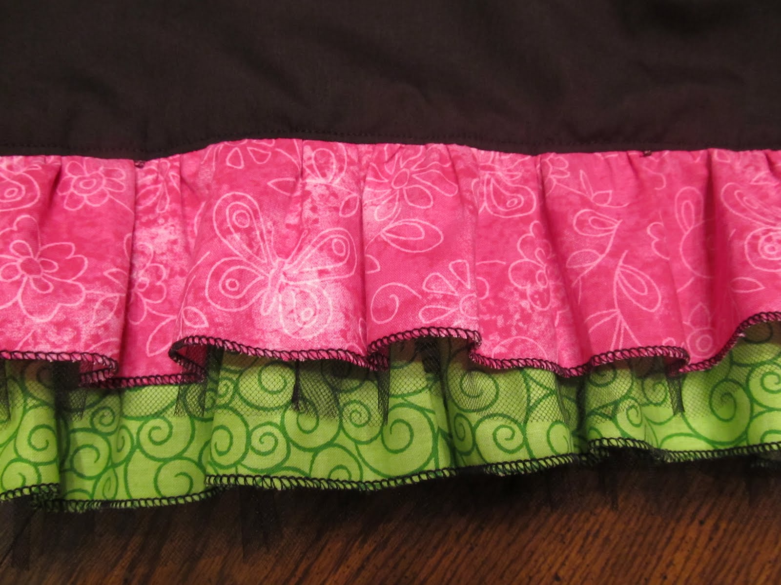 Mud Puddles & Daisies: Little Girls Ruffle Skirt Tutorial