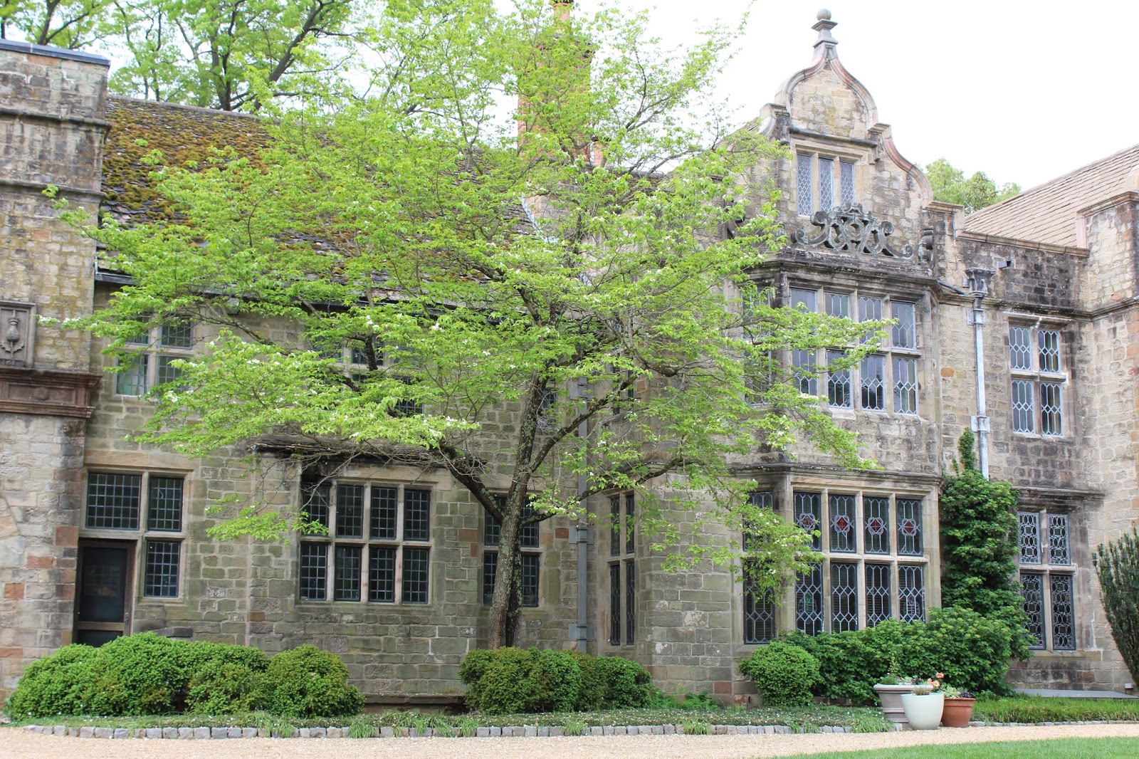 Royal Musings: And right next door to Agecroft Hall is Virginia House ...