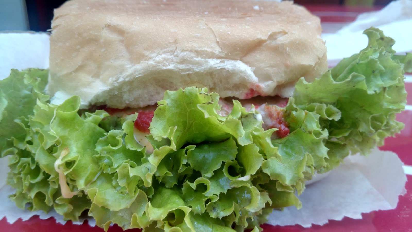 Um X-Salada que consegue ter bastante sabor inclusive diferenciando ...