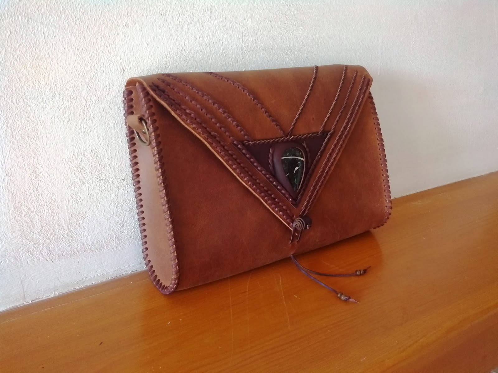 Artesanía del Cuero: Bolsos de Nobuk cosido en ternera