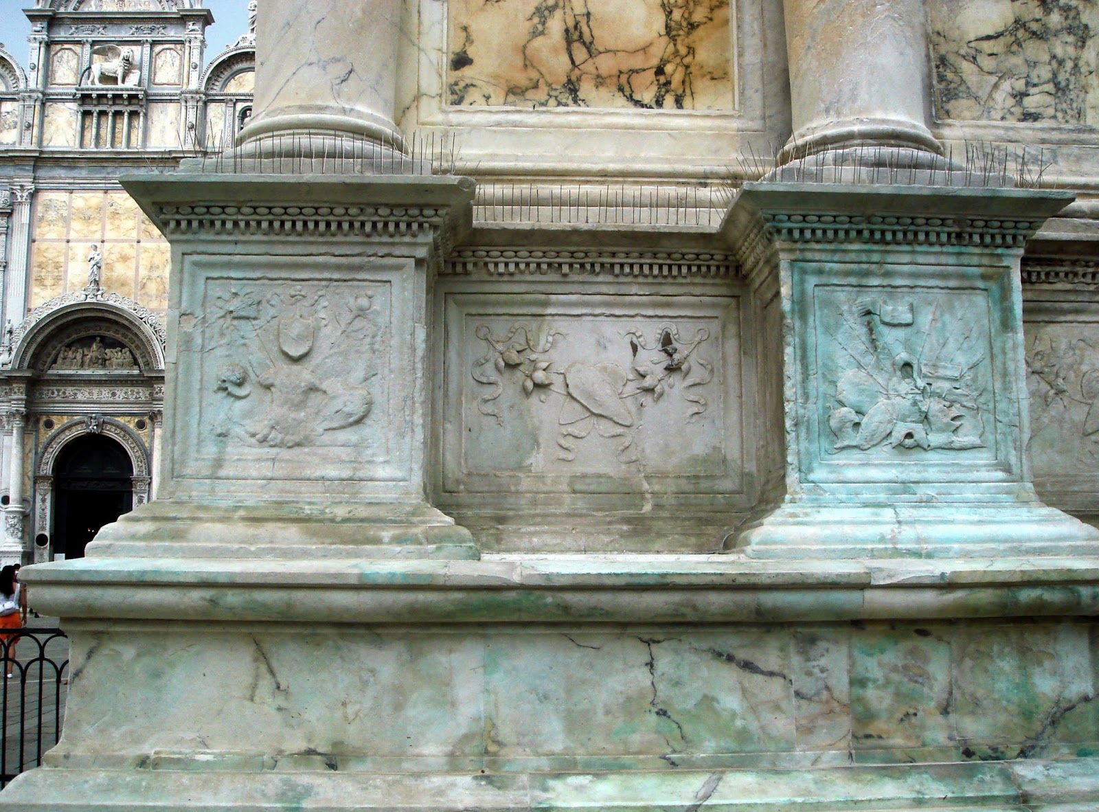 Glosario ilustrado de términos arquitectónicos y constructivos: BASAMENTO