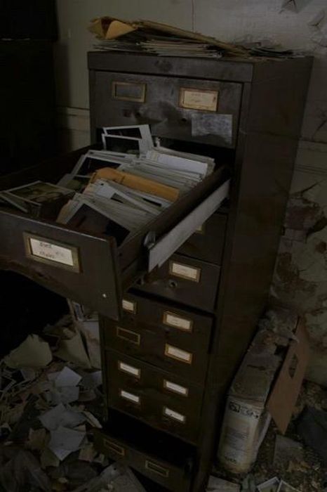 Abandoned Police Station (18 pics)