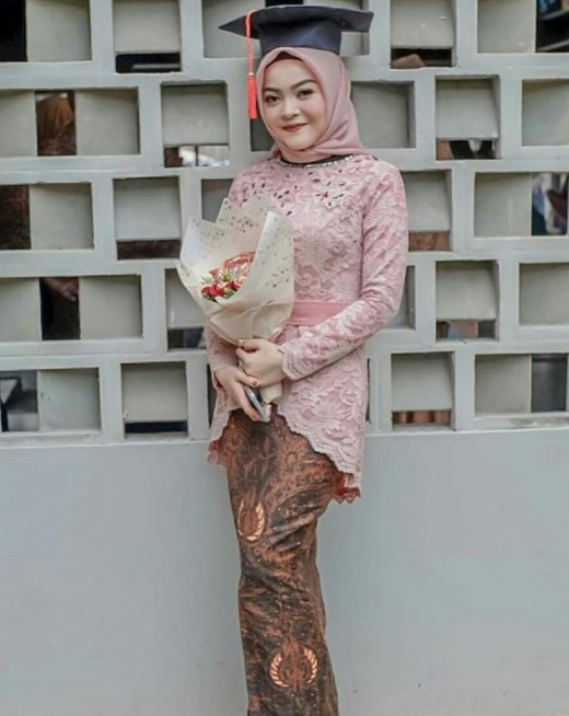 √ 26 Model Kebaya Wisuda Modern Simple yang Praktis Tanpa Ribet Terbaru ...