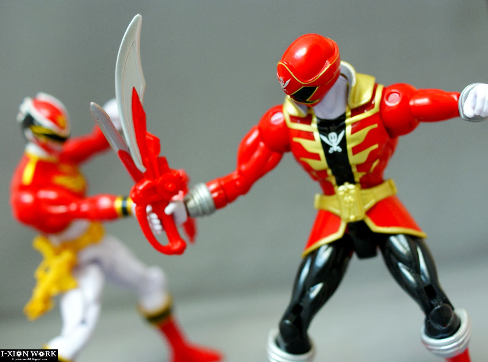 一眼看穿: Power Rangers Super Megaforce - Armored Super Mega Red
