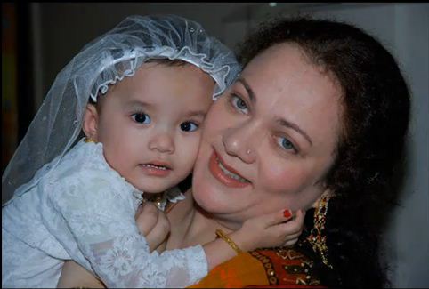 Latest photos of yesteryear actor Mandakini with husband and family ...