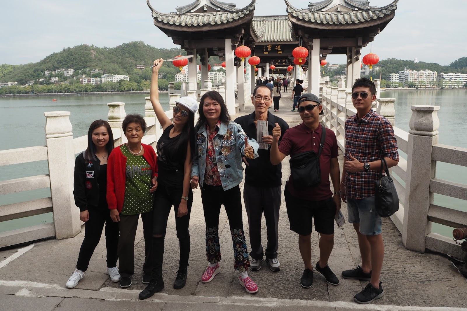 Kee Hua Chee Live!: AMBER CHIA STROLLS ACROSS THE LAKE ON WORLD FAMOUS ...