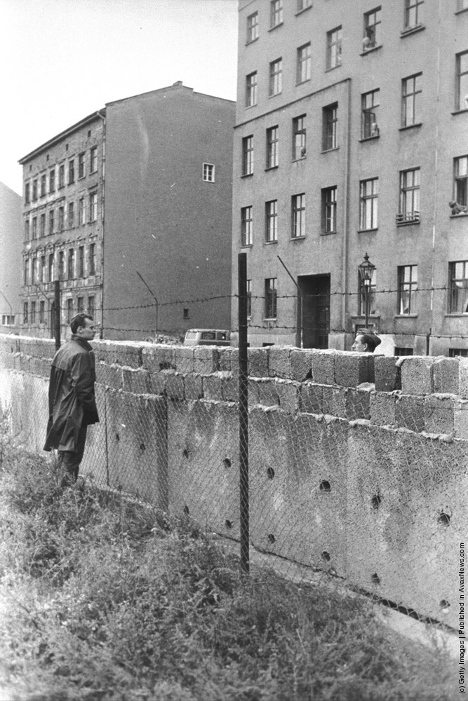 22 Vintage Photographs Captured Everyday Life Around the Berlin Wall in ...