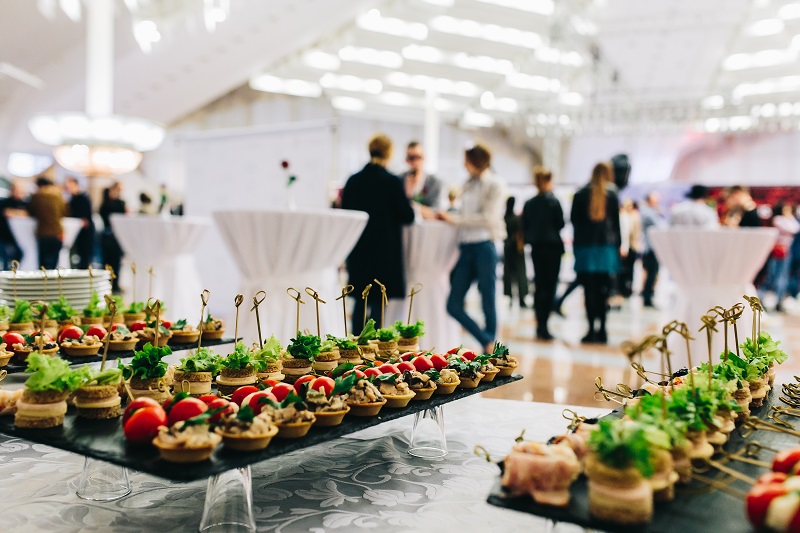 the AUSSiE Info: How Do Food Caterers For Parties Work?