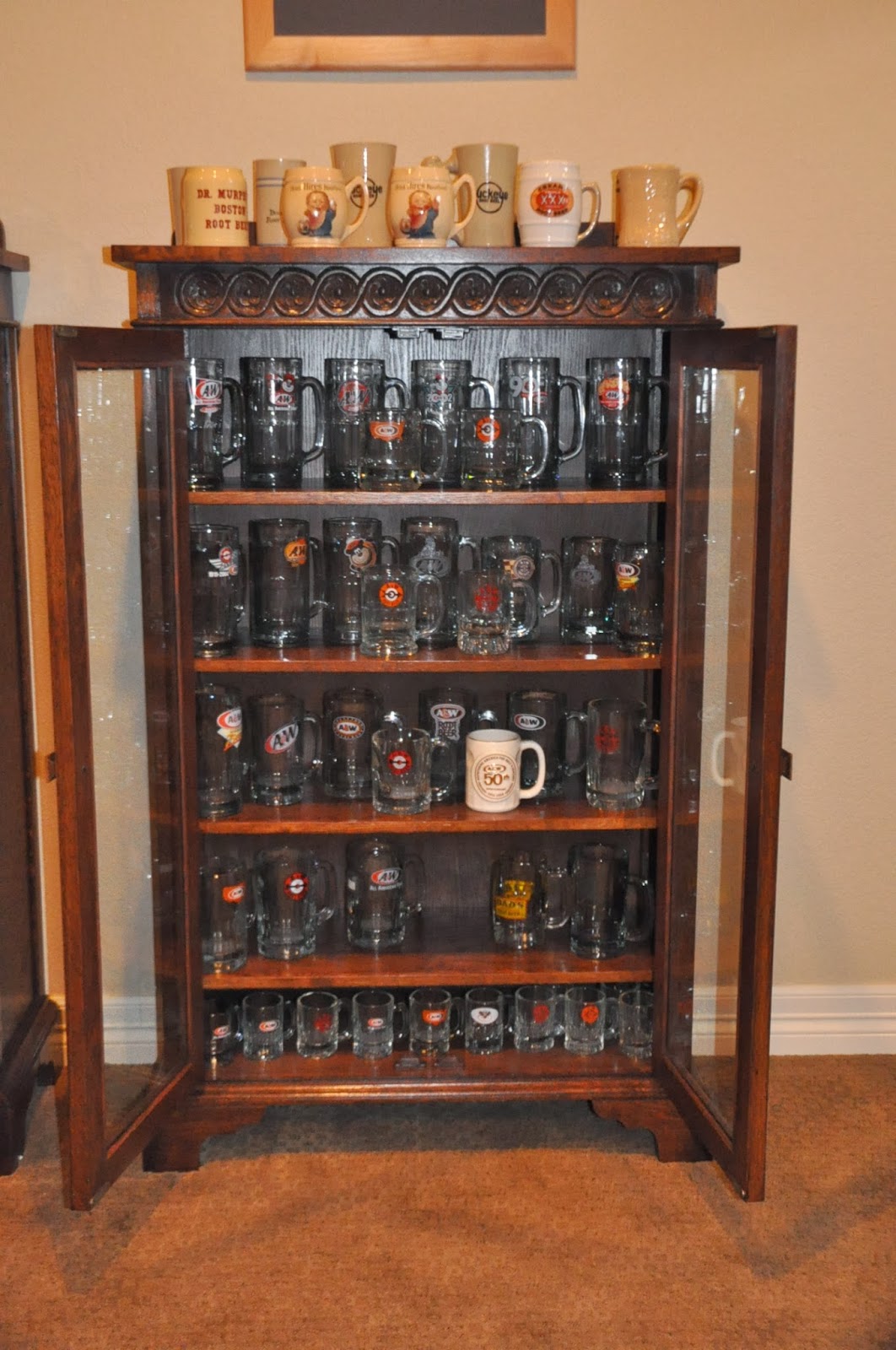 Tom's Root Beer Collectibles: Root Beer Mug Display Tom's Root Beer Collectibles: Root Beer Mug Display