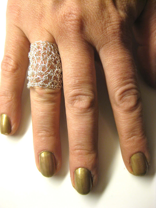 omⒶ KOPPA: hopealangasta virkattu SORMUS