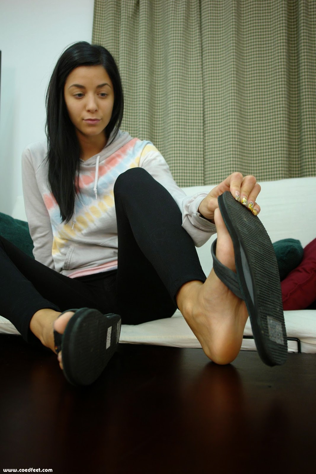 Zeefeets Female Feet Pictures And Videos Jessica Takes Off Her Flip Flops