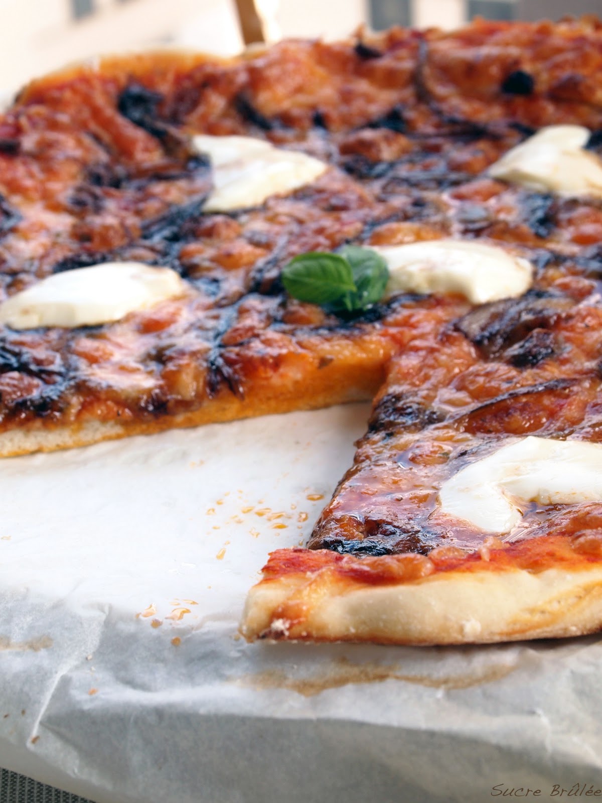 Sucré Brûlée: Pizza de cebolla caramelizada al vinagre de Modena y ...