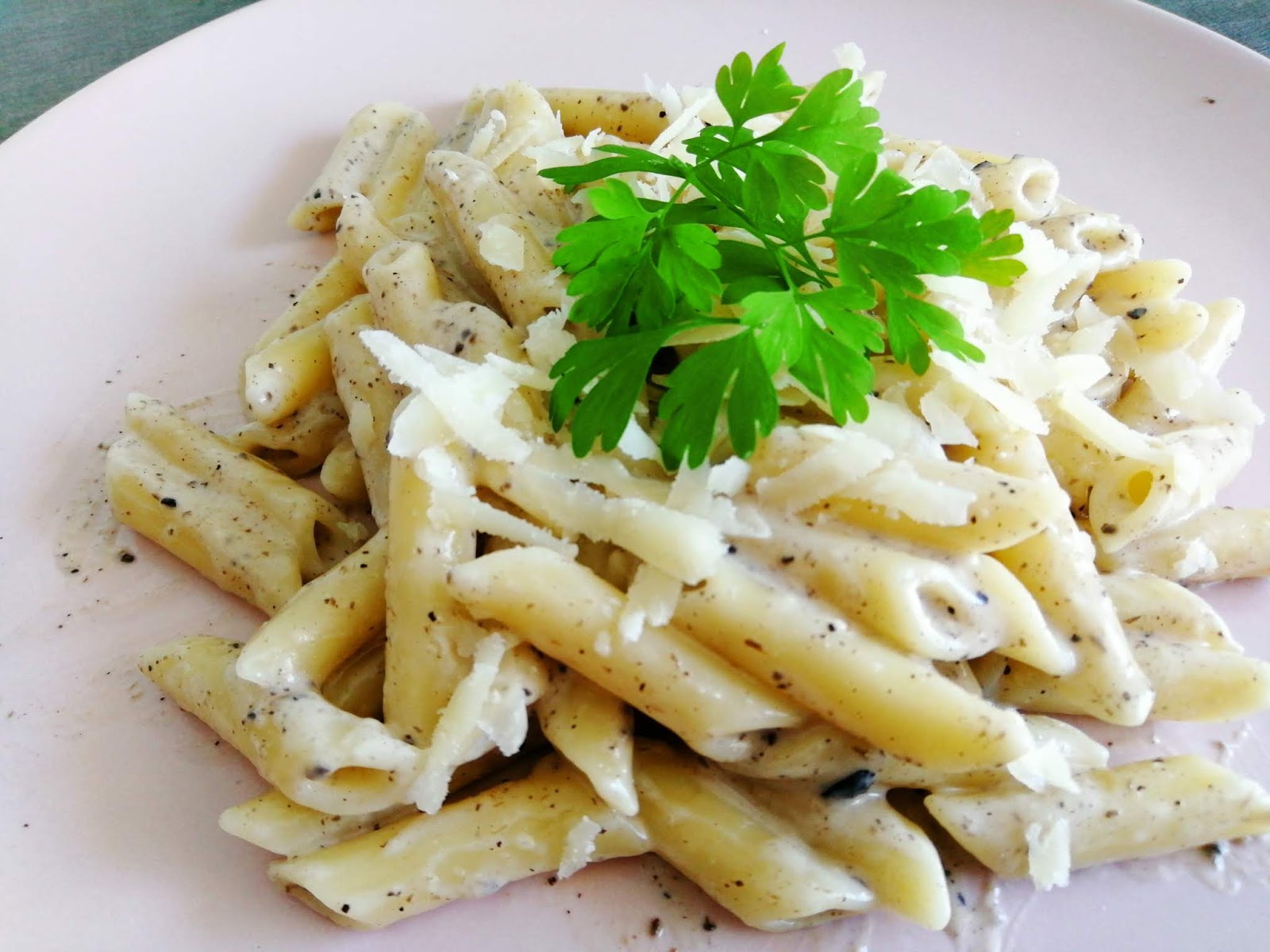 Pasta con salsa de trufa y queso parmesano.