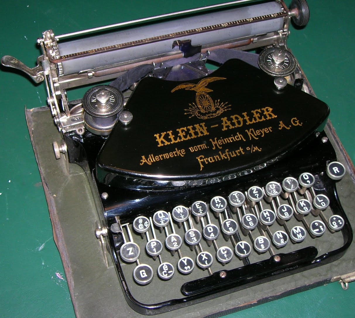 oz.Typewriter: Klein-Adler 2: Early European Portable Typewriter