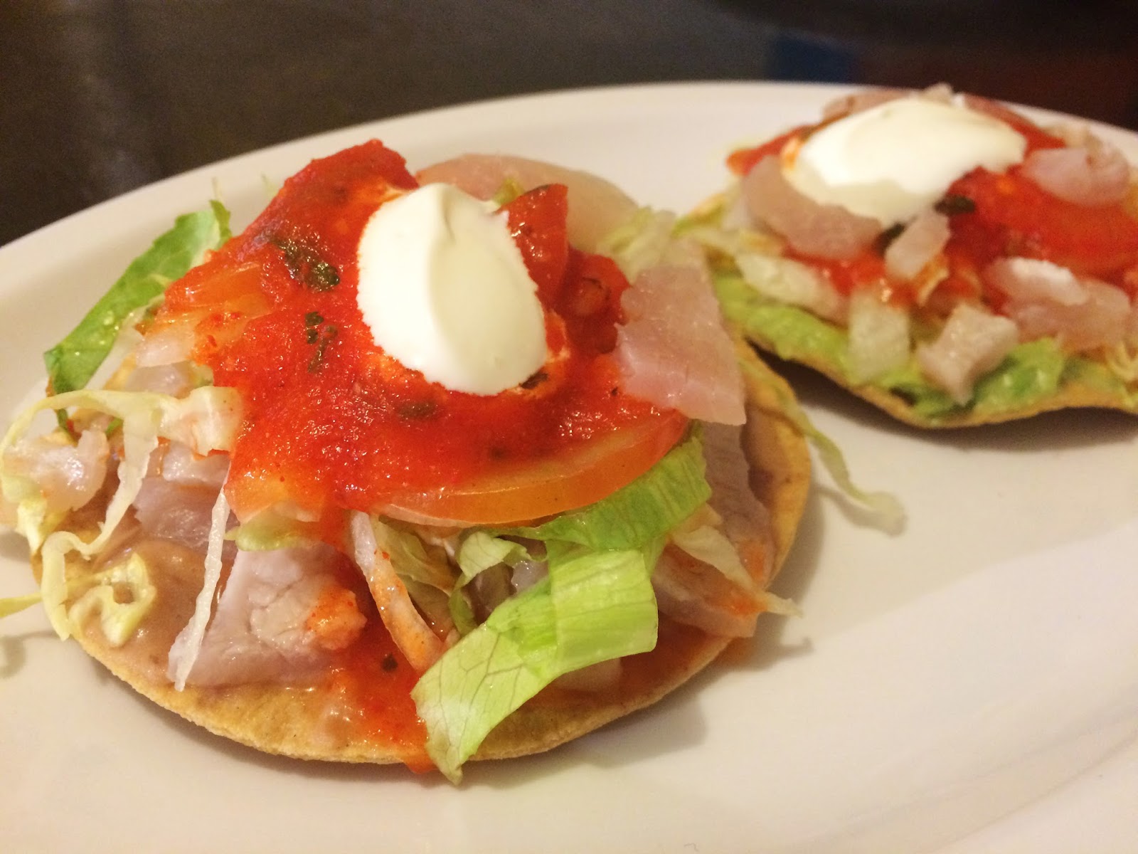 Salsa Roja y Tostadas de Frijoles y Aguacate ~ Cocina Facil