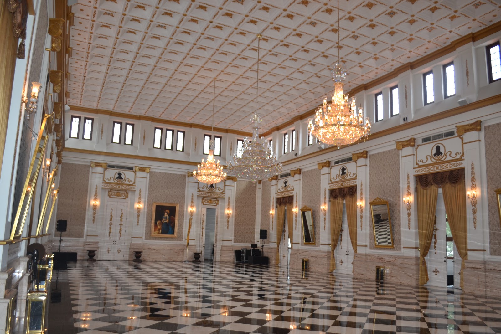 LEXICAL CROWN: THIS WAR-TORN DEVASTATED GOVERNMENT BUILDING HAS BEEN ...