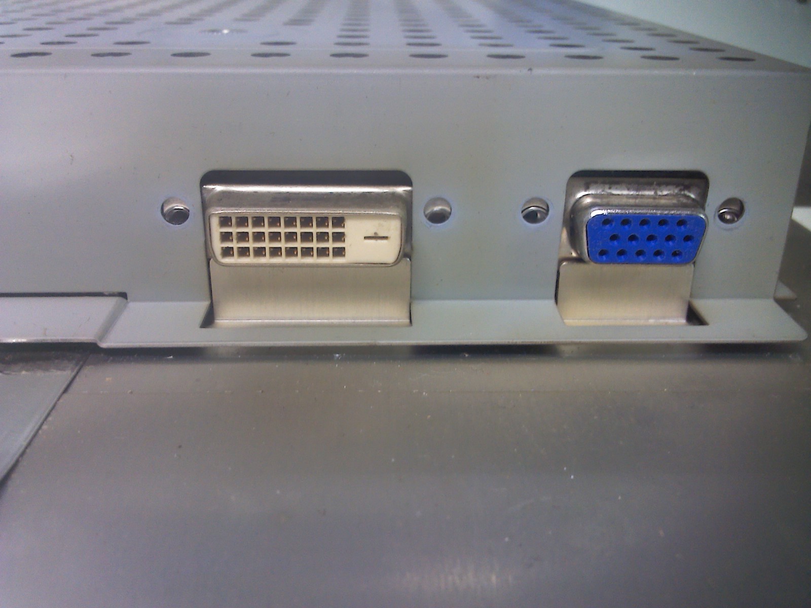 怕冷的企鵝: 螢幕維修 Polyview V396