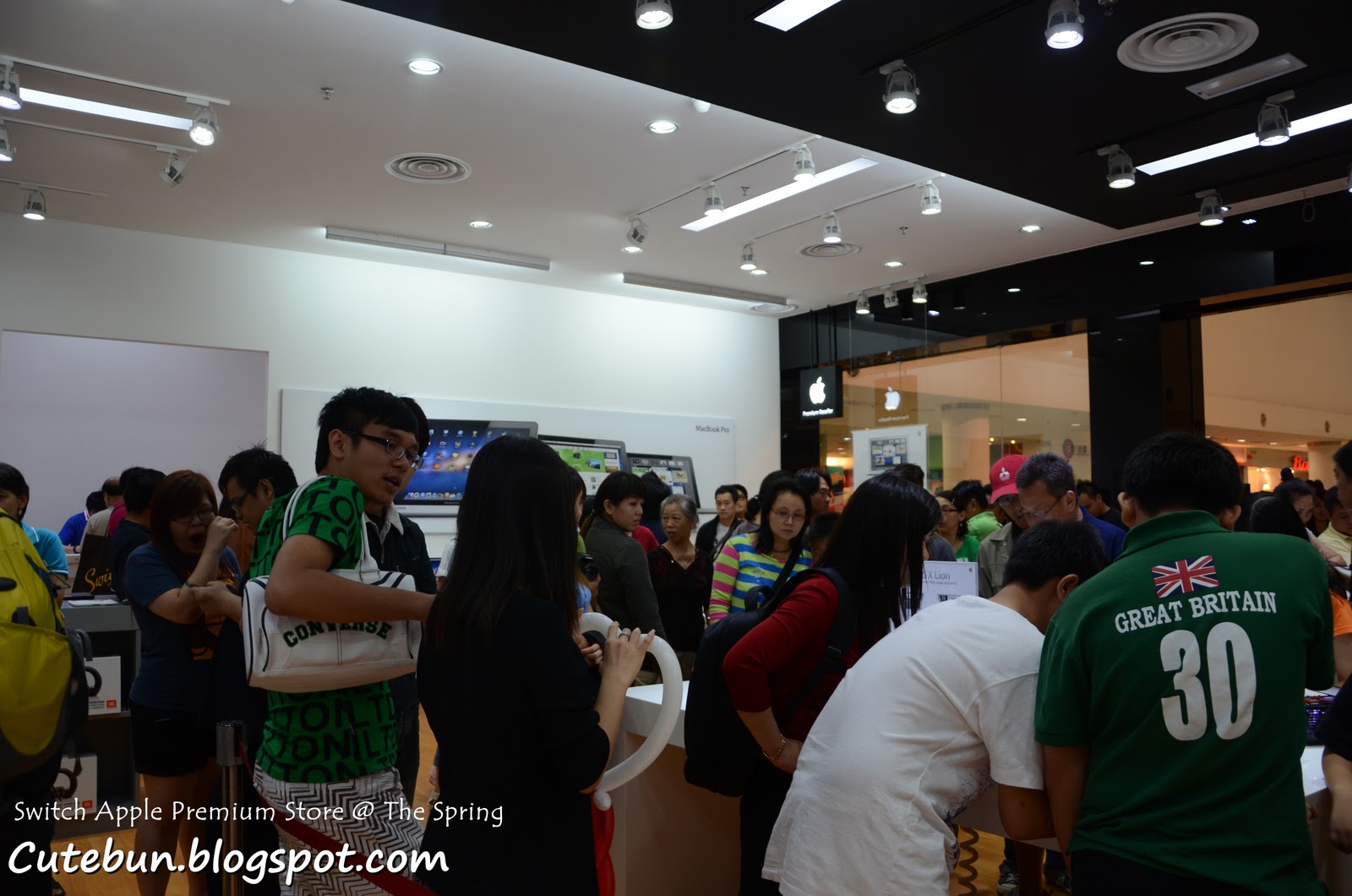 Switch Apple Premium Store now @ The Spring Kuching!