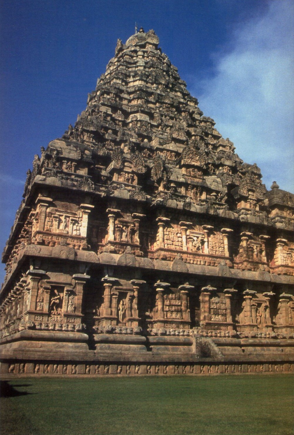 Punto al Arte: El templo de techumbre piramidal