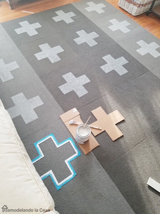 DIY Painted Swiss Cross Rug - Remodelando la Casa