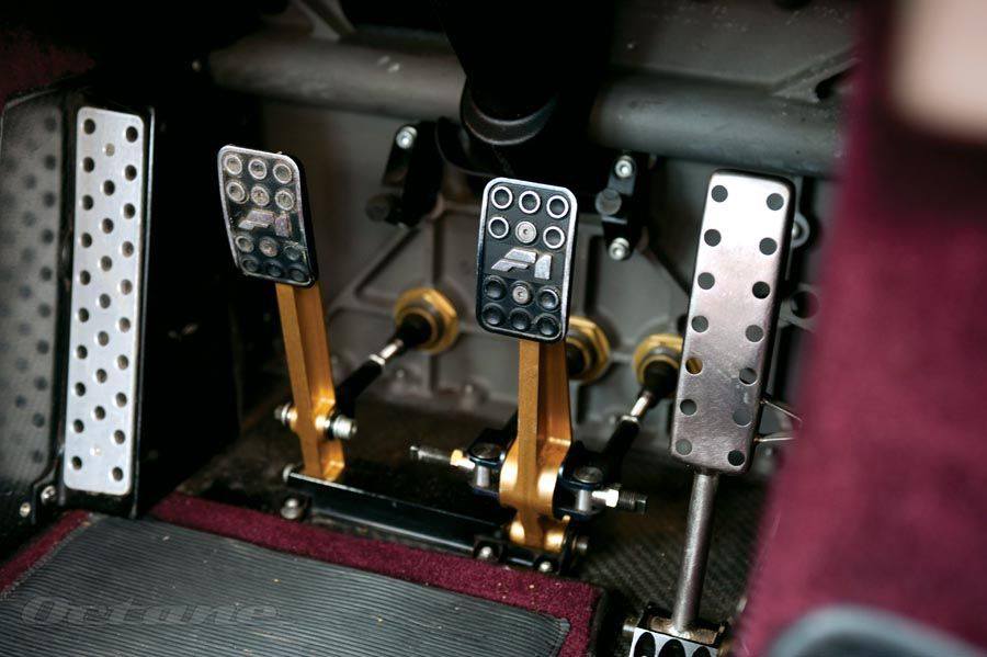 Photos - Rowan test : Bugatti Veyron vs McLaren F1 | Rowan Atkinson Fan