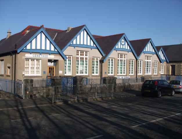 YSGOL PANT Y RHEDYN: YR YSGOL/ THE SCHOOL
