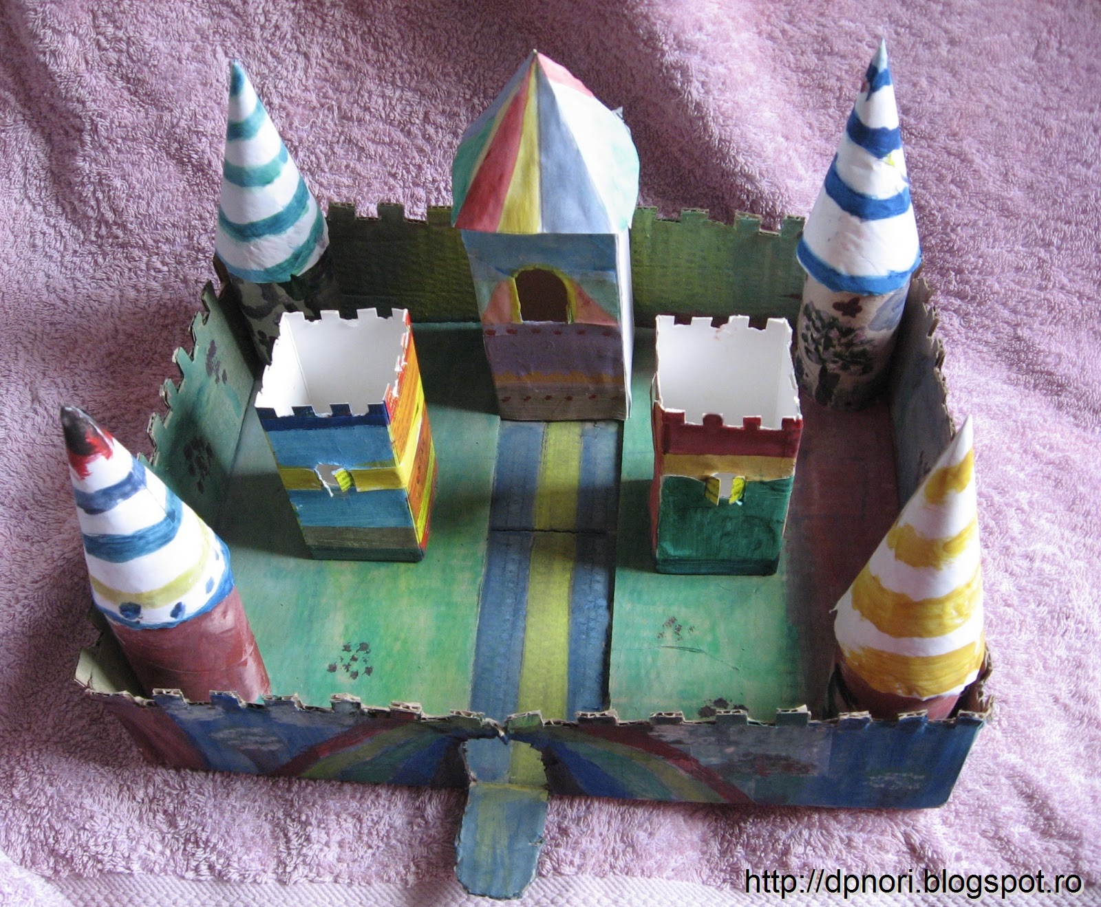 .printre nori: Castel din materiale reciclate (carton & hartie)