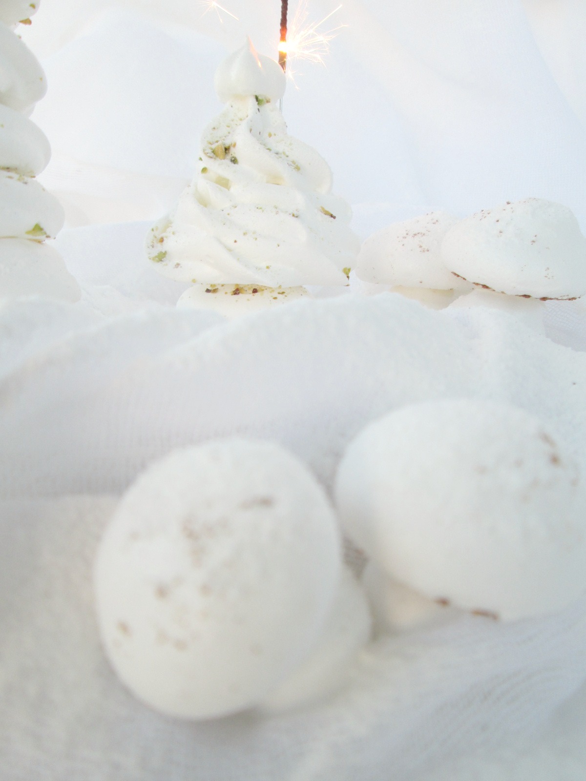 Comori Delicioase: Bradut din bezele - Cum sa aducem zapada pe masa de ...