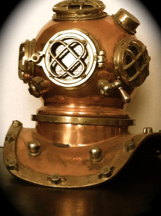 El antiguo desván.: Escafandra de latón y bronce (reproducción)