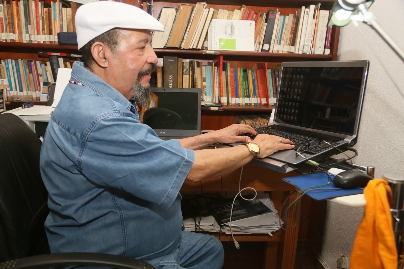 Estamos vivos: ESCRITOR MANUEL RUI: “Não troco este país por outro”