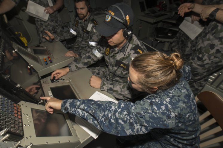 DEFENSE STUDIES: Hobart Crew Trains on Aegis with US Navy Ship