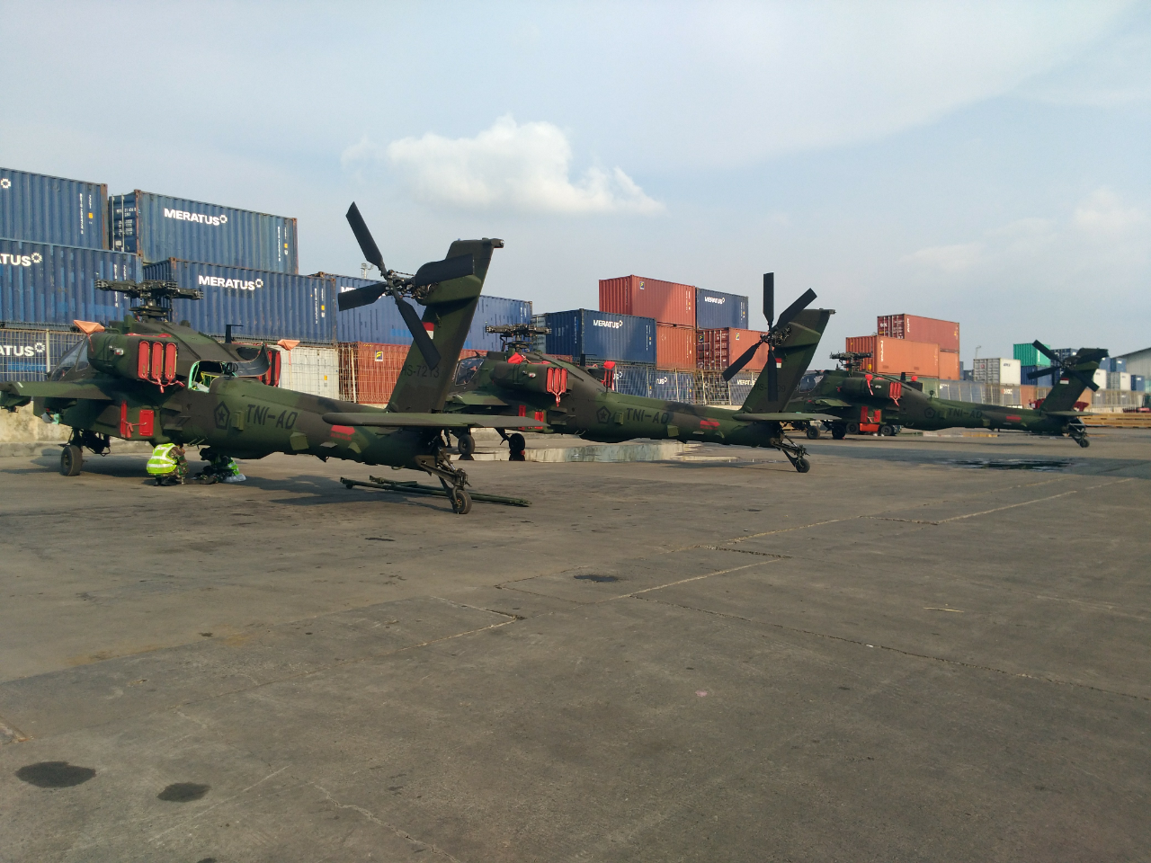 Garuda Militer: [Foto] 5 Heli Apache Tiba di Semarang