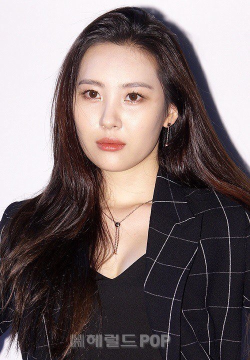 Sunmi to make solo comeback next month