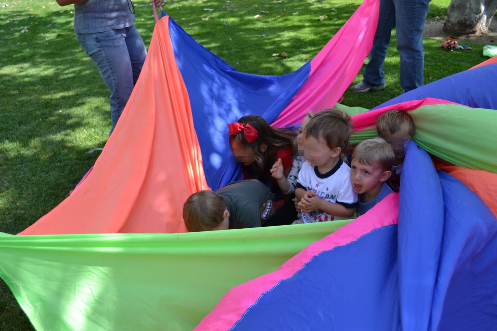 Messy Kids: Parachute Play