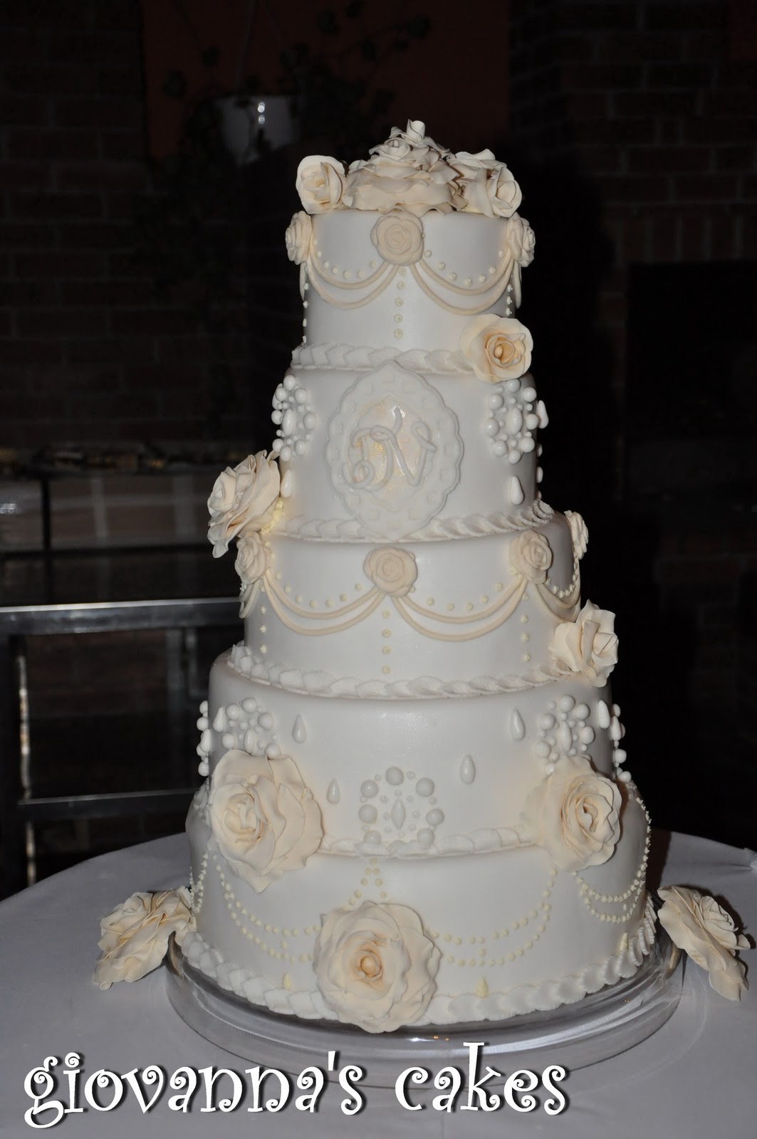 giovanna's cakes: White & beige wedding cake