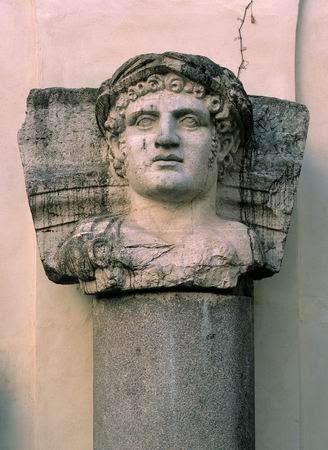 roma tanrılarının kıvırcık saçlı tasvir edilmesi - uludağ sözlük