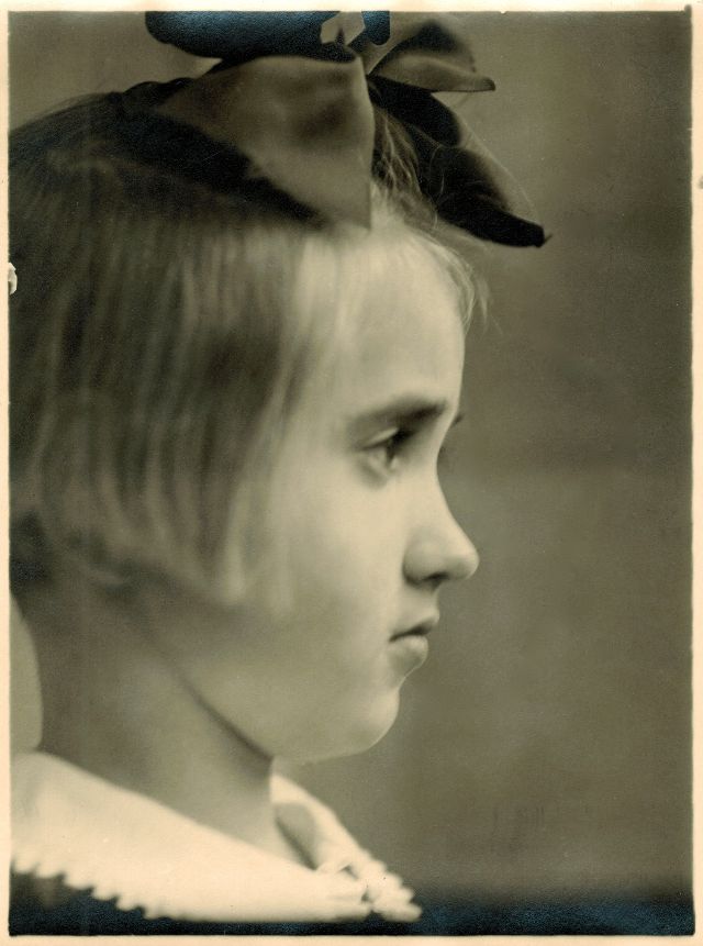 Little Girl Growing Up: 18 Adorable Photos of a German Girl From Baby ...