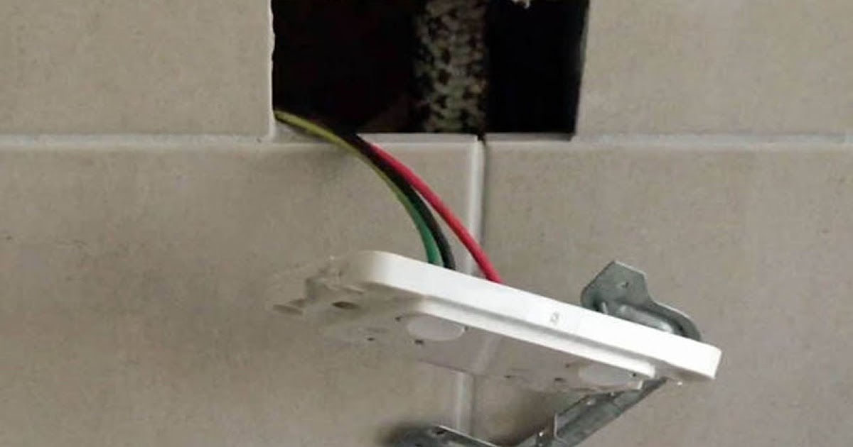 Guy Finds The Terrifying Thing Behind A Plug Socket, OMG! - The ...