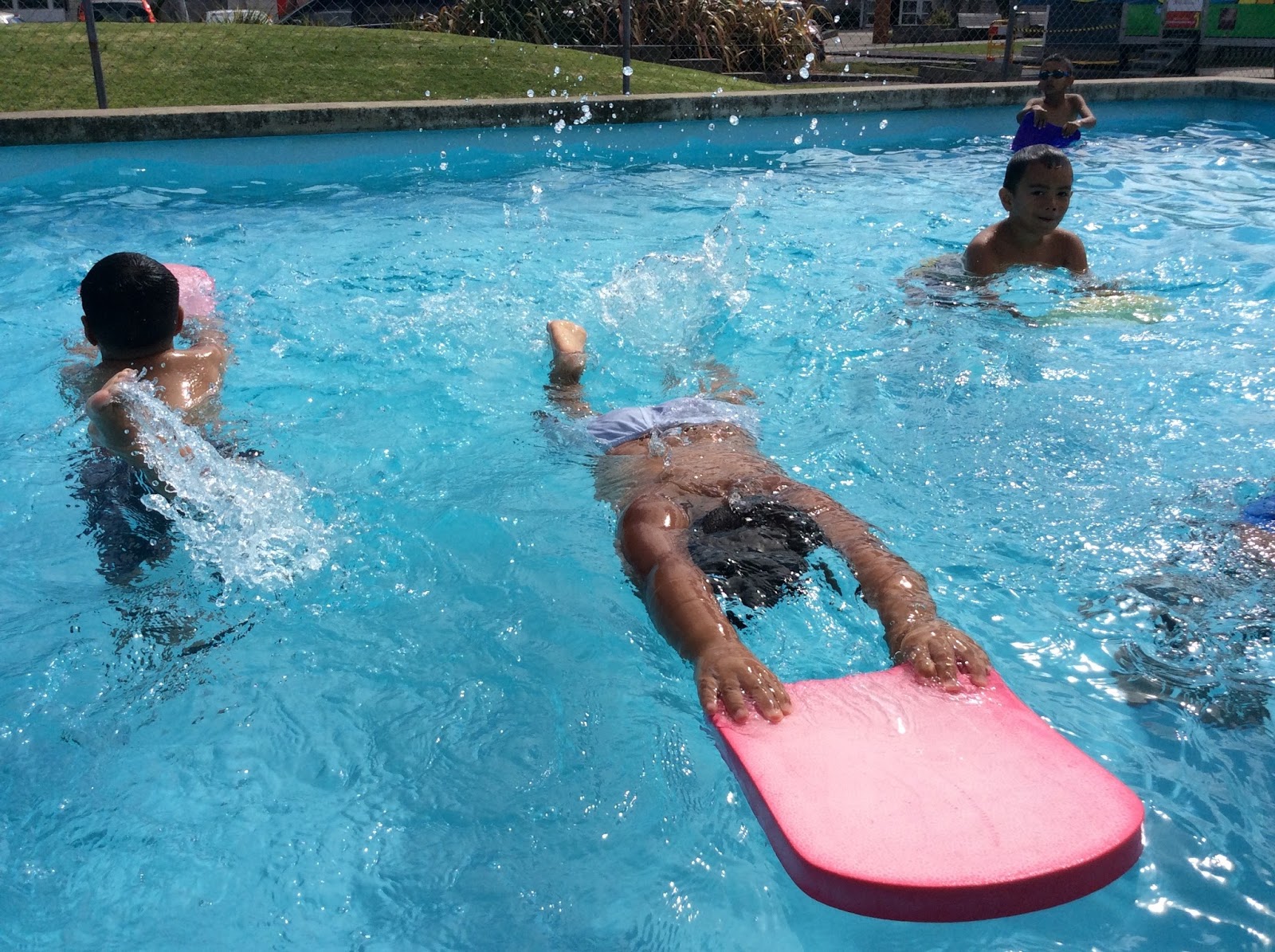 Room 2: "INCREDIBLE 2": Swimming - Learning to use the Flutter Board