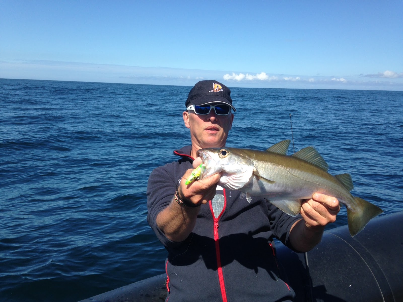 Pêche des lieus jaunes aux leurres de surface sur le plateau des Roches ...