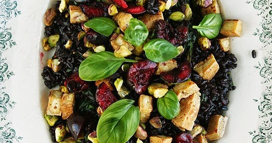 Zwarte rijst salade met tofu, bladgroen en kersendressing ...