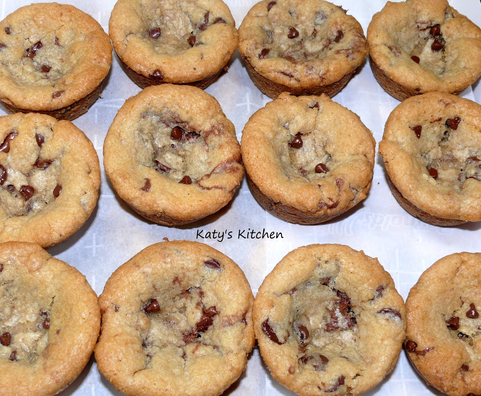 Katy's Kitchen: Deep Dish Chocolate Chip Cookies stuffed with Nutella