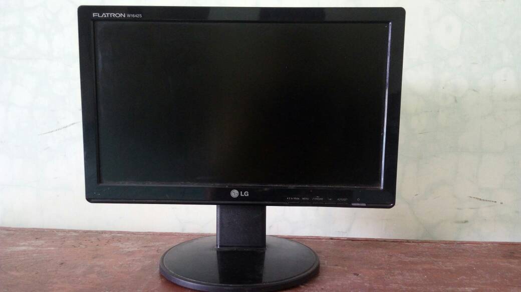beli komputer bekas surabaya: lcd monitor LG 16 inch wide