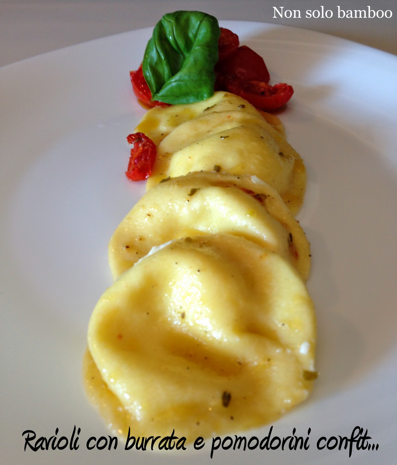 Non solo bamboo: Ravioli con ripieno di burrata e "ragù" di pomodorini ...