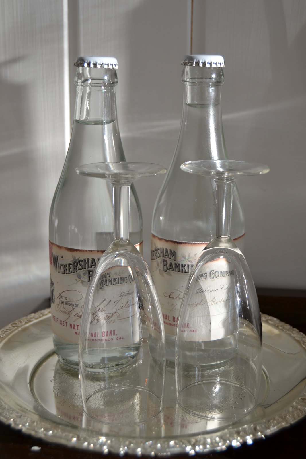 Vitt och harmoniskt: Flaskor på bricka