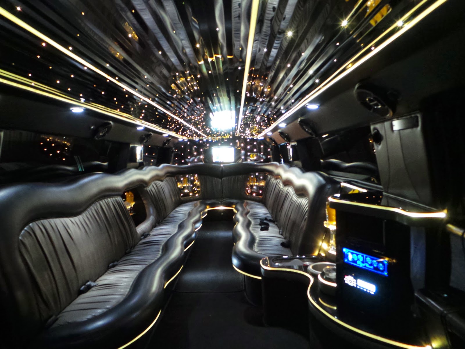 Luxury Limousines and Party Buses: Why Use a Limousine For a Wedding?