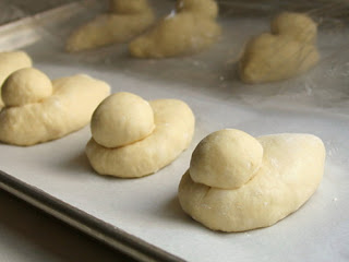 Cookistry: Birdie Bread - adorable buns shaped like little birds!