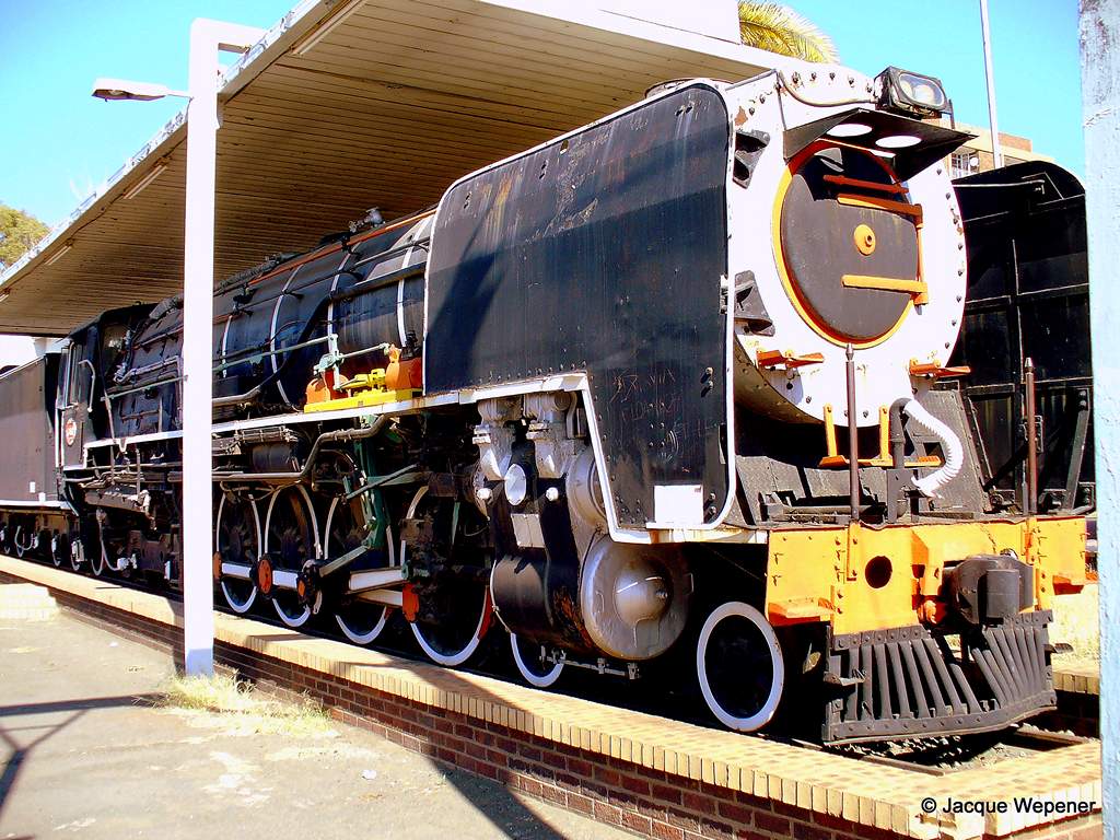 old STEAM LOCOMOTIVES in South Africa: Kimberley: SAR Class 25NC 4-8-4 ...