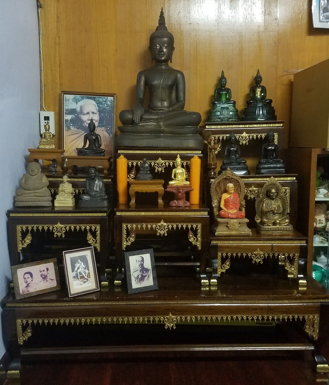 Ballyhoo: Buddhist Altars in Thai Homes