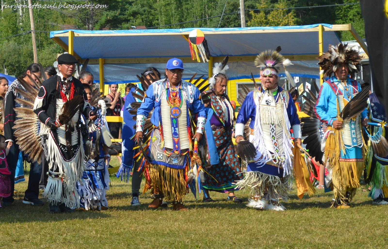 FURGONETA AZUL: POW WOW EN LA RESERVA INDIA DE ROCKY BAY.